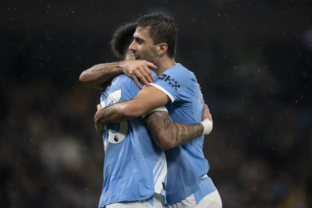 Rodri “negotiating” Manchester City future reveals midfielder’s father